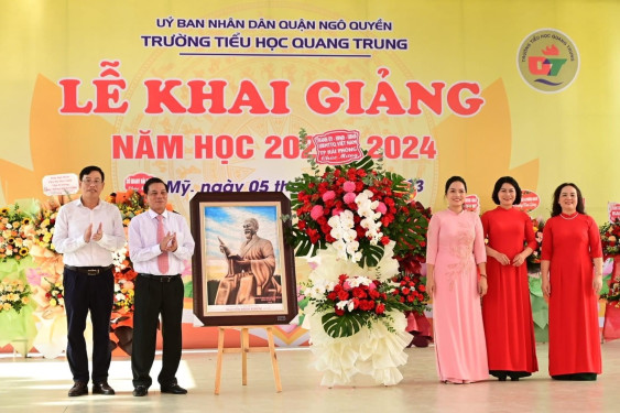 Students eagerly anticipate the start of the 2023-2024 academic year.